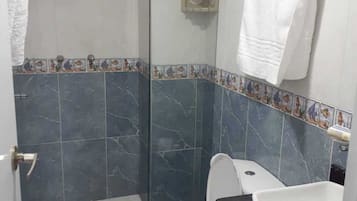 Apartamento, 1 quarto, para fumantes, vista para a cidade | Comodidades do banheiro
