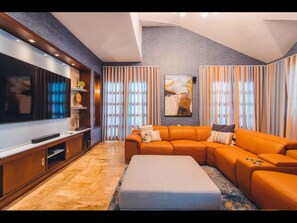 Vila, 4 quartos, acessível, para fumantes | Sala de estar | TV de tela plana