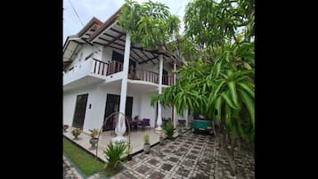 Dormitório compartilhado, 1 quarto, sacada, vista para o jardim | Fachada