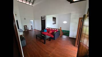 Dormitório compartilhado, 1 quarto, sacada, vista para o jardim | Sala de jogos
