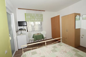 1 quarto, roupa de cama fornecida 