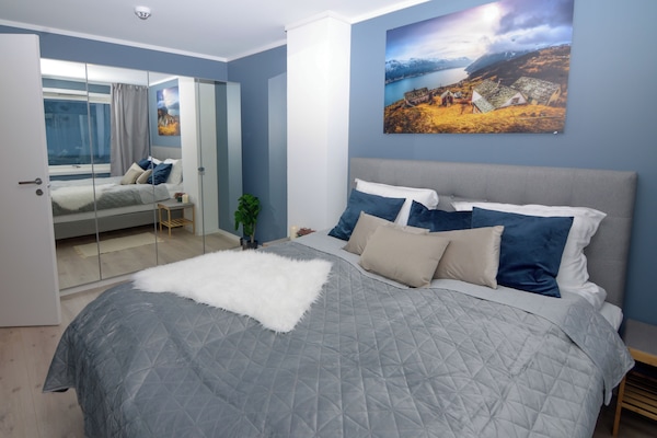 Apartamento | Roupa de alta qualidade, edredões de penas, camas de colchão pillowtop