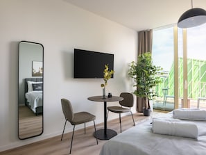 Suite with Balcony | Espaço de trabalho para notebook, Wi-Fi de cortesia, roupa de cama