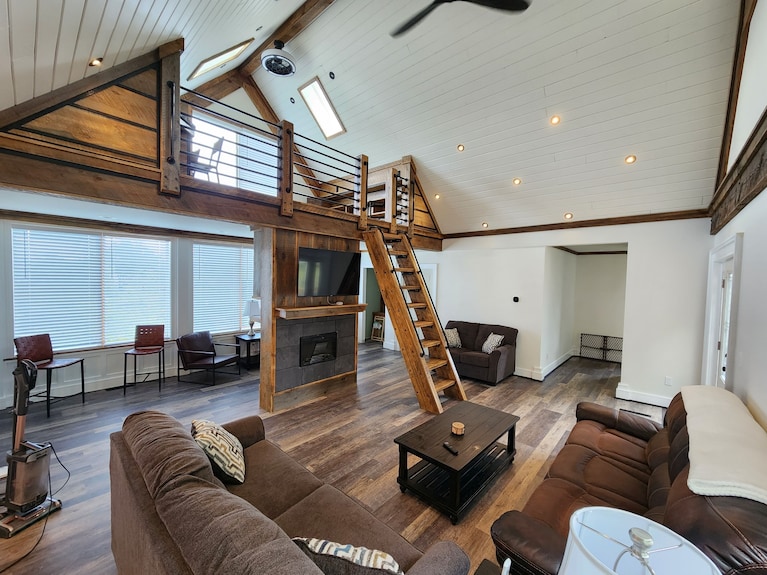 Saratoga House Overlooking The Lake - Saratoga Springs, NY