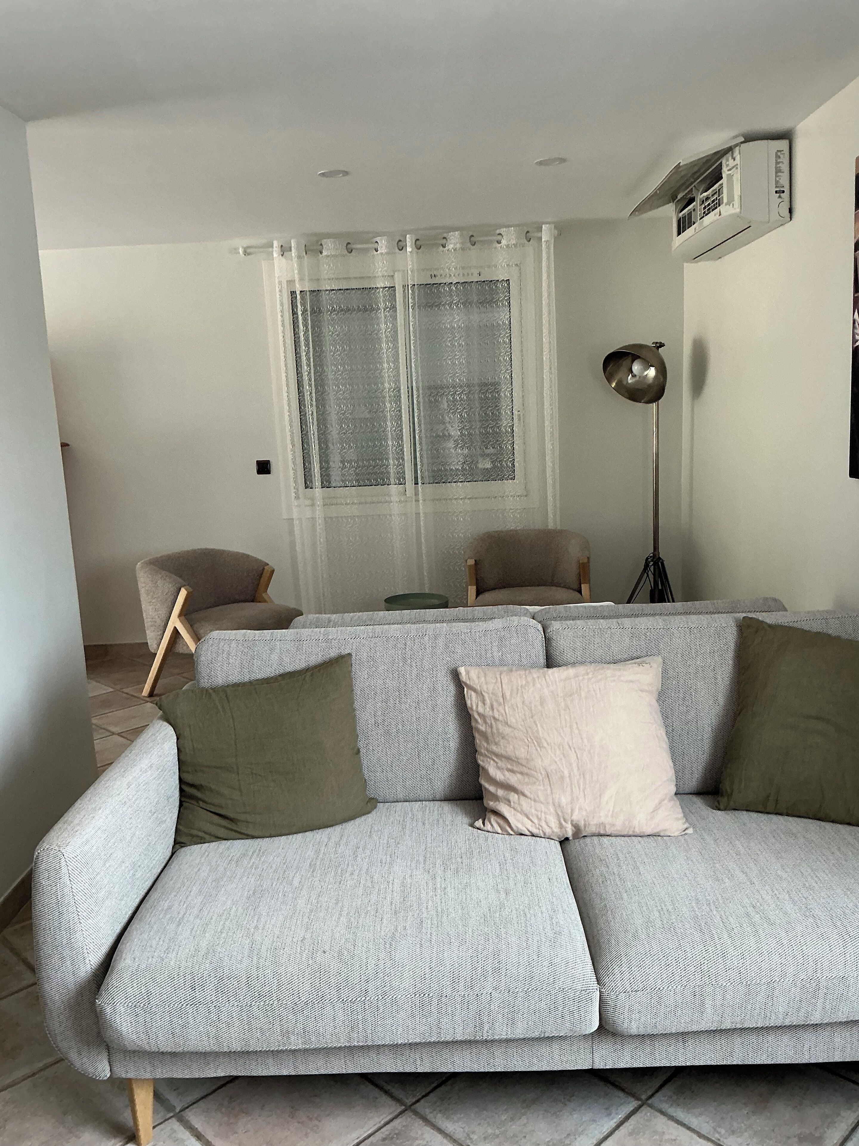 Appartement  - Haut De Villa, Situé Au 1re éTage, - Martigues