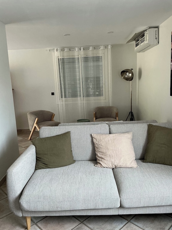 Appartement - Haut De Villa, Situé Au 1re éTage, - Martigues