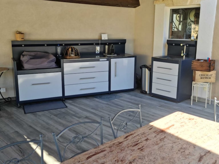 Appartement - Haut De Villa, Situé Au 1re éTage, - Martigues