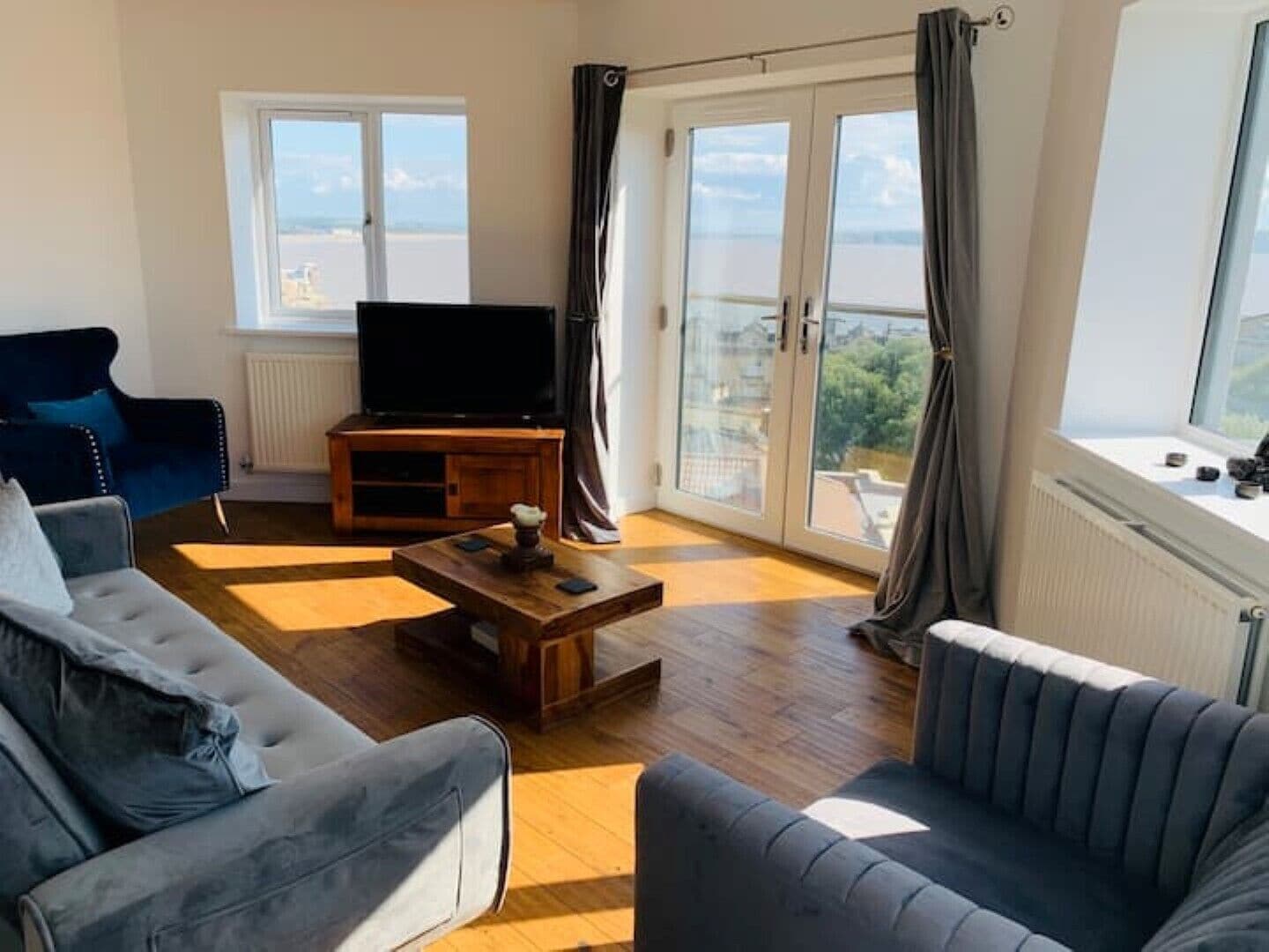Modern Top Floor Apartment With Panoramic Sea View - Weston-super-Mare