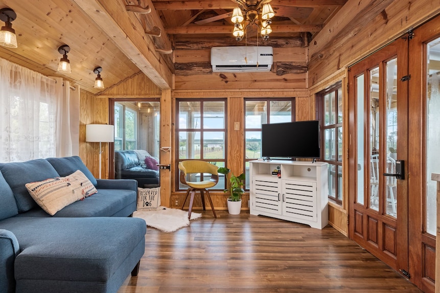 Rustic Cabin Oasis On 1 Acre With A Fishing Pond - Texas