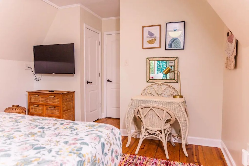 The Boho Loft: Colorful, Cozy, Comfortable 1br - Lake Hamilton, AR