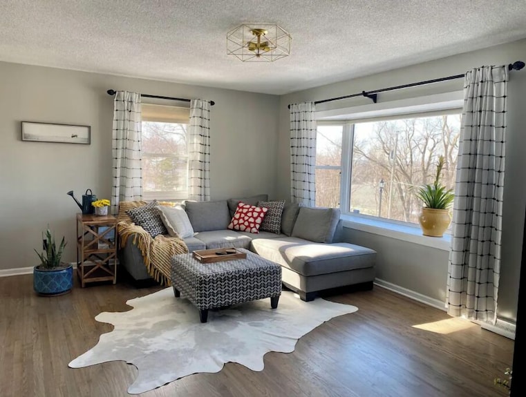 Cheerful Two Bedroom Home In Quiet Neighborhood. Sun Porch ~ Patio ~ Large Yard - Horseshoe Council Bluffs