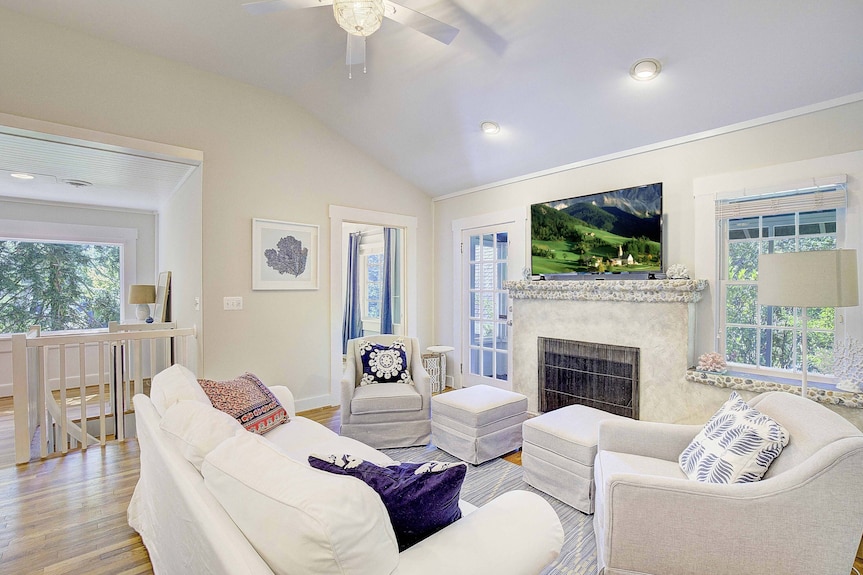 New Listing! Waterfront Cottage, Hot Tub, Fire Pit, Gated Community, Pier, Kayak - Maryland (State)