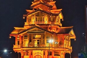 Um edifício de vários andares com varandas e estilo arquitetônico tradicional.