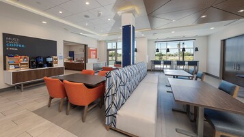 Café da manhã com buffet grátis todos os dias