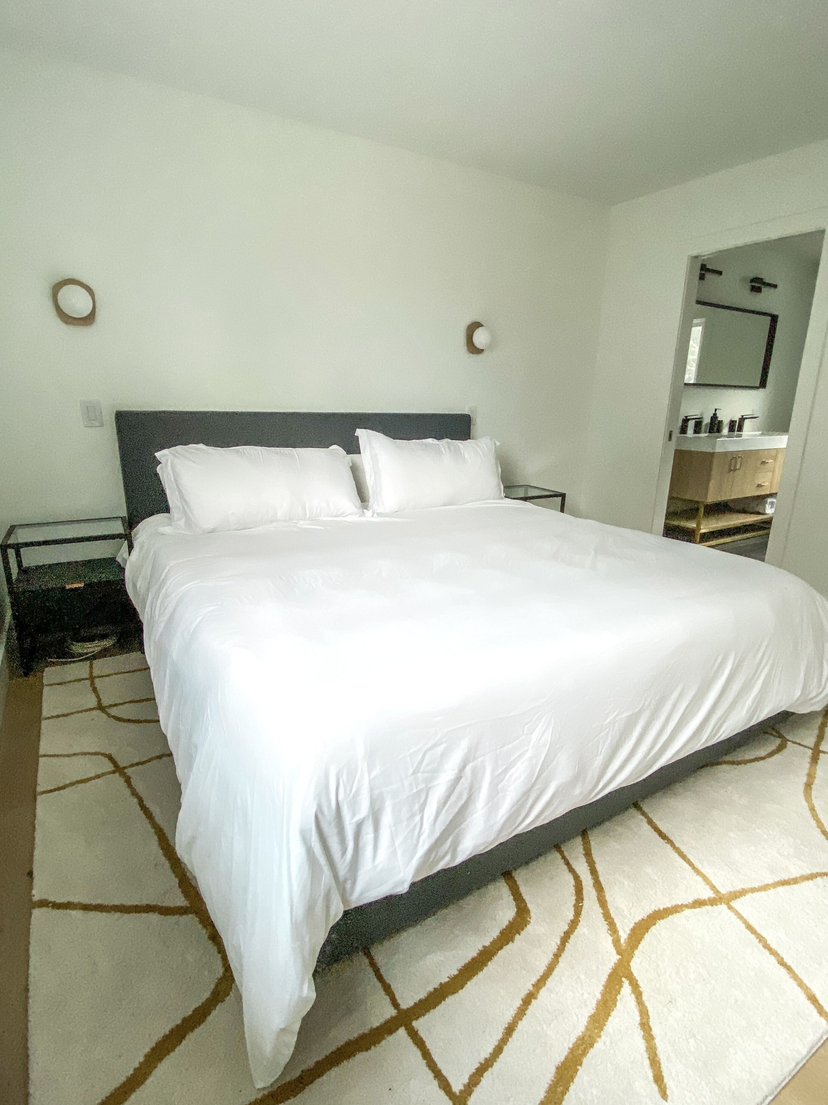 Walk To Wellington, Bike To Wineries, Huge Yard - Prince Edward