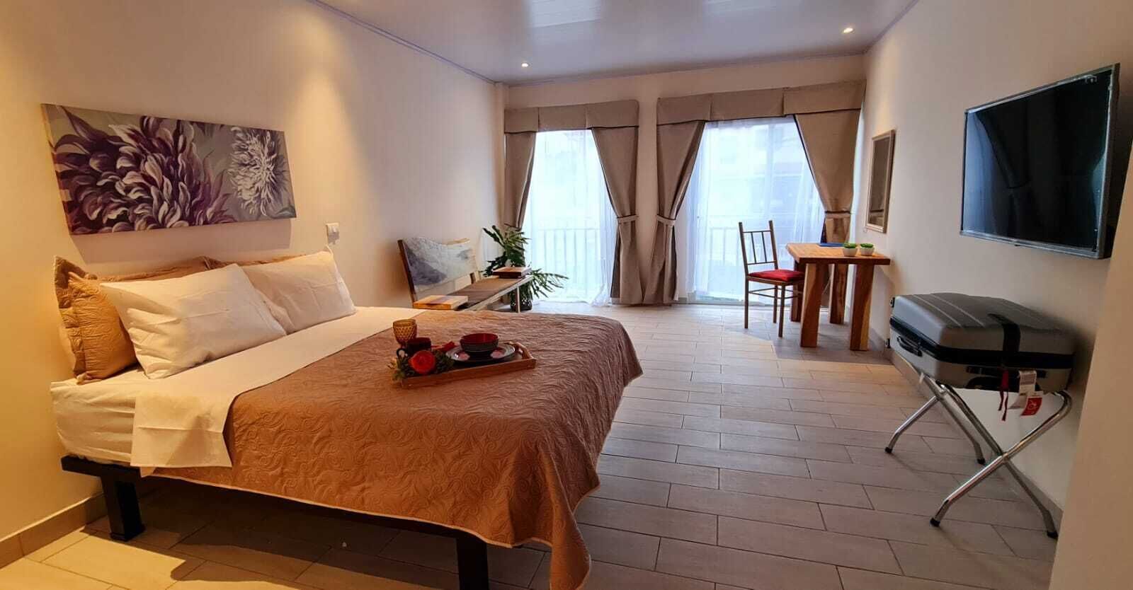 Roupas de cama premium, frigobar, cofres nos quartos, escrivaninha