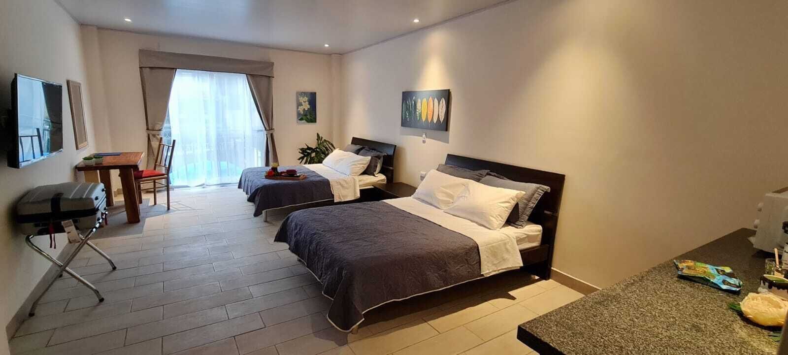 Roupas de cama premium, frigobar, cofres nos quartos, escrivaninha