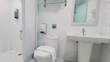 Quarto casal básico | Produtos de toalete grátis, secador de cabelo, toalhas de banho