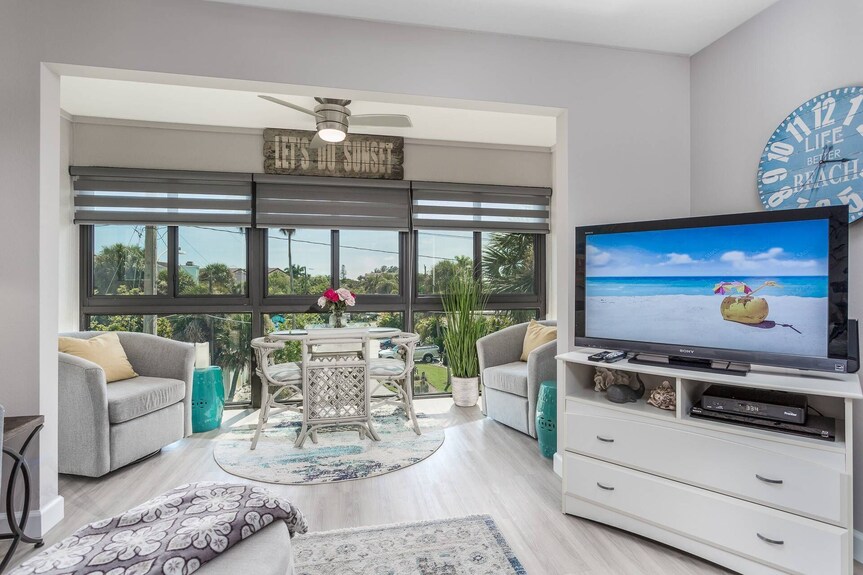 Renovated, Walk To Beach, Heated Pool, Top Floor, Ready To Book! Shuffleboard Clubhouse - Siesta Key, FL