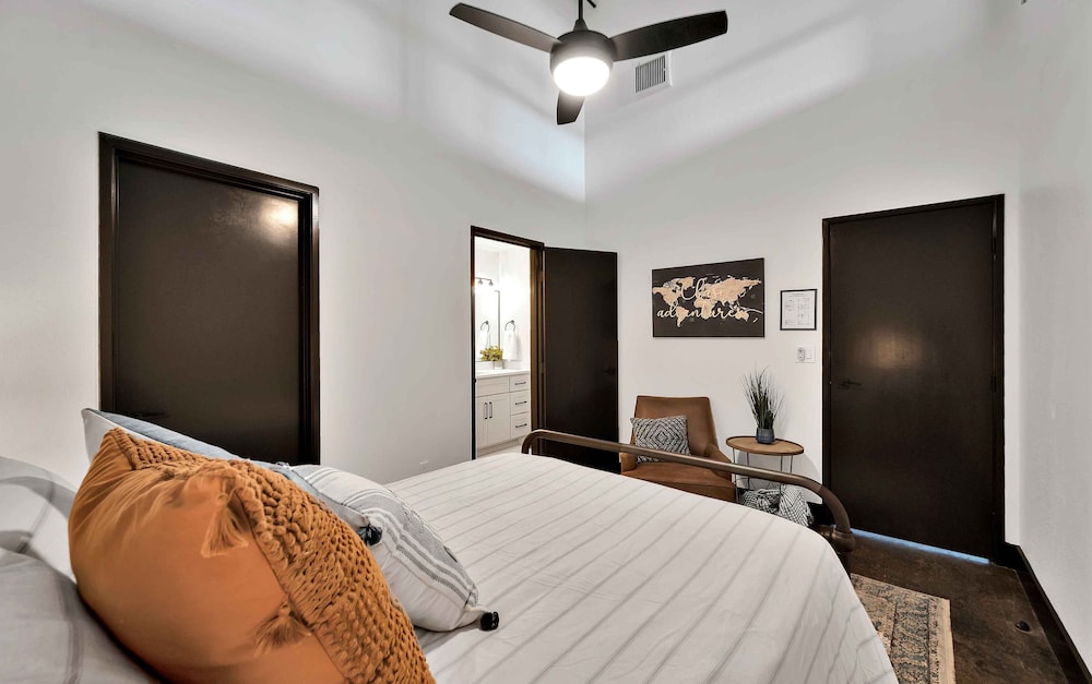 Bear Bungalow-2 Bedroom Luxury Loft With Free Parking/walking Distance Downtown - Waco, TX