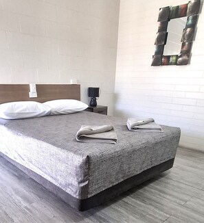 Quarto Económico, 1 cama queen-size, casa de banho anexa | Secretária, secretária adequada para computadores portáteis