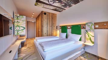 Quarto casal | Cofres nos quartos, espaço de trabalho para notebook, cortinas blackout