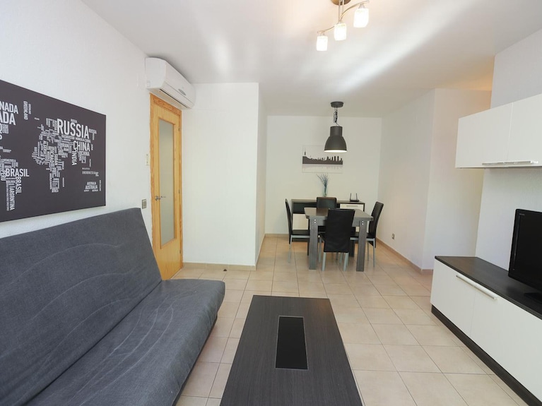 Cozy 2br Apartment With Pool, Wi-fi, And Private Terrace In Salou's Lively Tourist Area - Reus