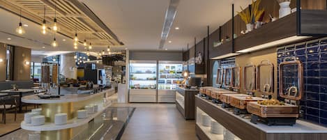 Pequeno-almoço tipo buffet diário (250 THB por pessoa)