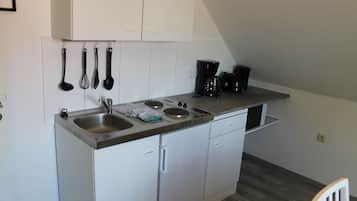 Apartamento Standard | Cozinha privada | Um frigorífico, um micro-ondas, uma placa de cozinha, uma torradeira