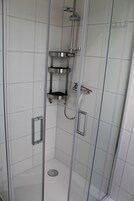 Apartamento clássico | Banheiro | Chuveiro, secador de cabelo, toalhas de banho, sabonete
