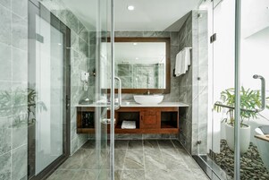 Quarto Duplo Signature, 1 cama queen-size, vista para a piscina | Casa de banho | Um polibã, um chuveiro fixo, artigos de higiene ecológicos 
