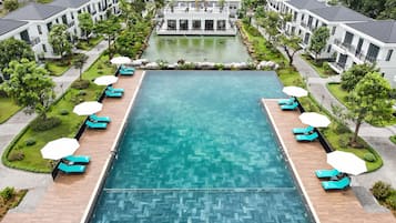 Piscina exterior, espreguiçadeiras