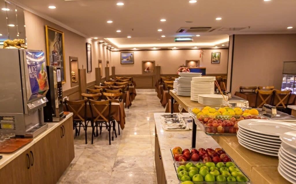 Café da manhã com buffet grátis todos os dias