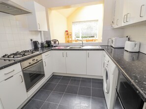 Um frigorífico, uma chaleira elétrica, uma torradeira 