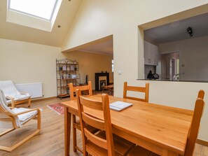 Um frigorífico, uma chaleira elétrica, uma torradeira 