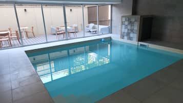 Piscina interior, piscina exterior sazonal