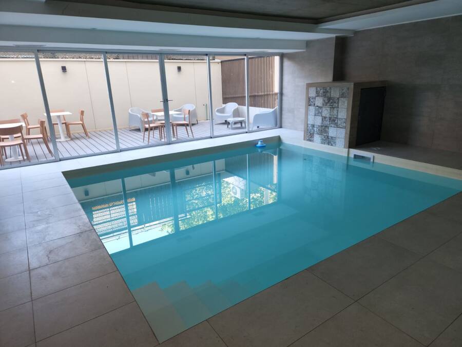 Piscina interna, piscina externa sazonal, espreguiçadeiras