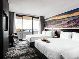 Roupas de cama premium, frigobar, cofres nos quartos