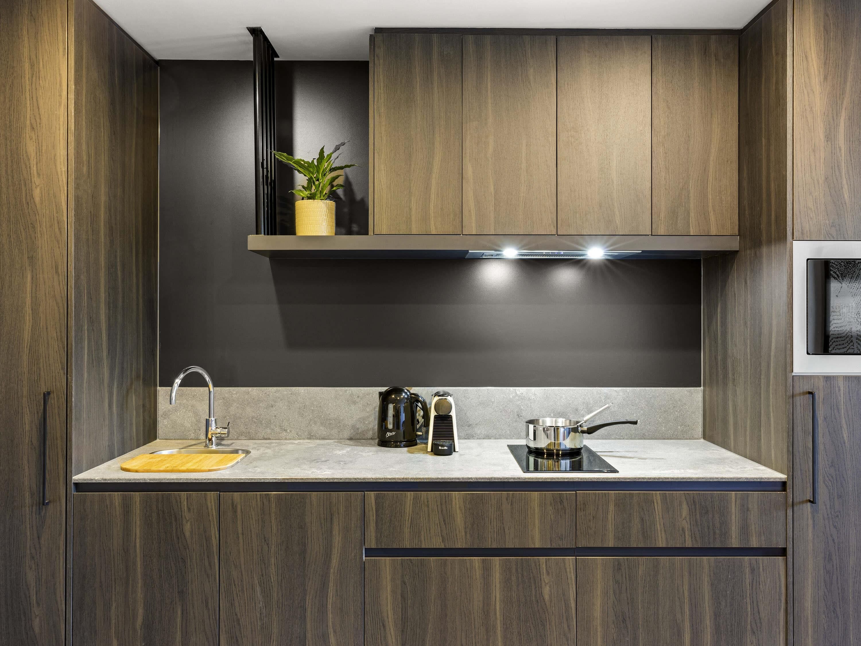 Camas de colchão viscoelástico, cofre no quarto, secretária 