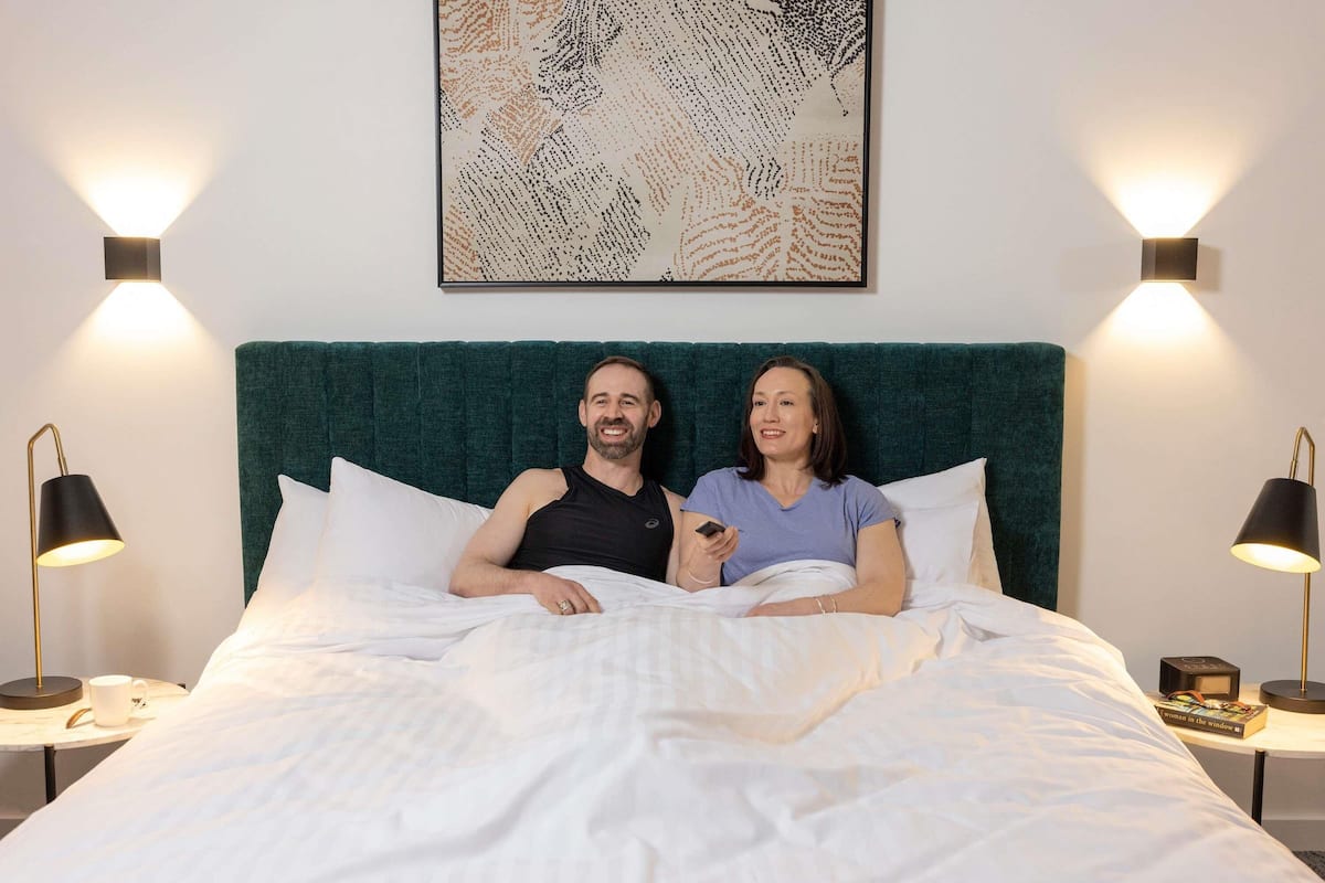 Camas de colchão viscoelástico, cofre no quarto, secretária