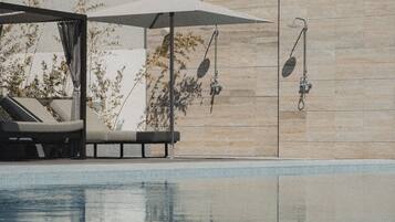 Piscina exterior, espreguiçadeiras