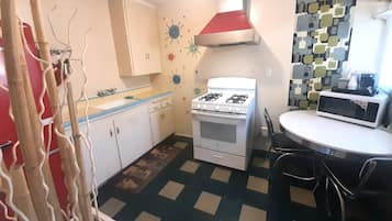 Apartamento Clássico, 1 cama queen-size, não fumadores, cozinha | Cozinha privada | Um frigorífico, um micro-ondas, Congelador