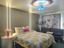 The Signature Room: 1 Queen Bed, 1 Sofa Bed, Non-Smoking, CORP RATE | Com decoração personalizada, com mobília individualizada, secretária 