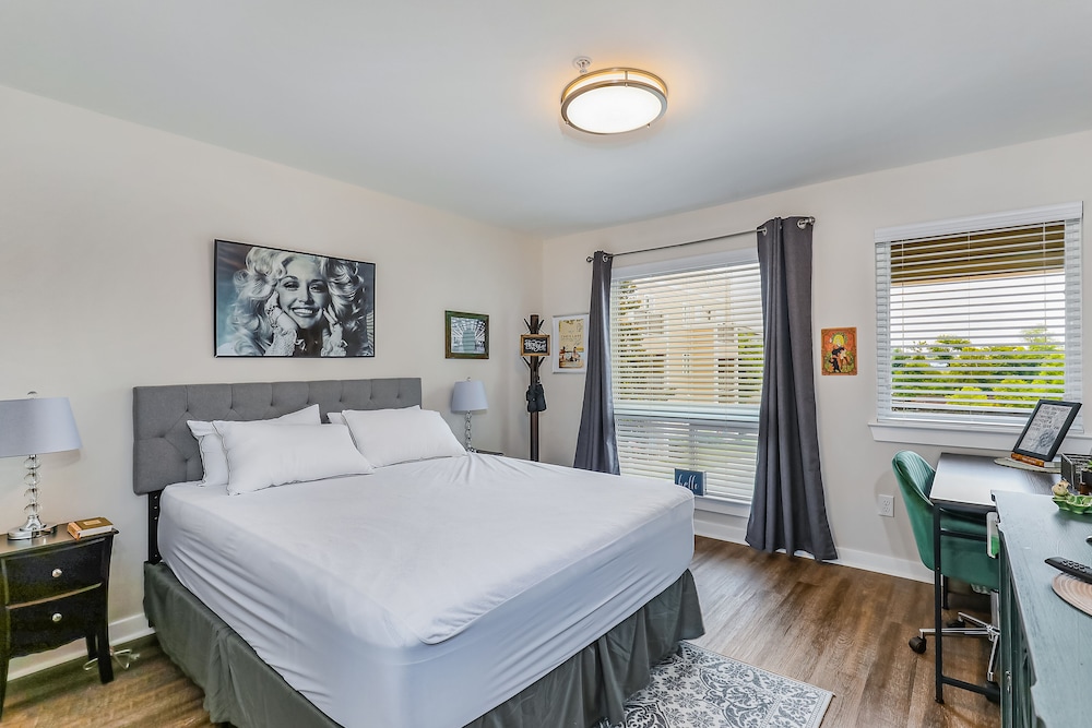 Second-floor Condo With Partial River View, Balcony, & Wifi - Great Location - Nashville, TN