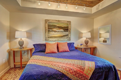 Lorna Beach Cottage- Prime Location | Pet Friendly - Port Aransas, TX