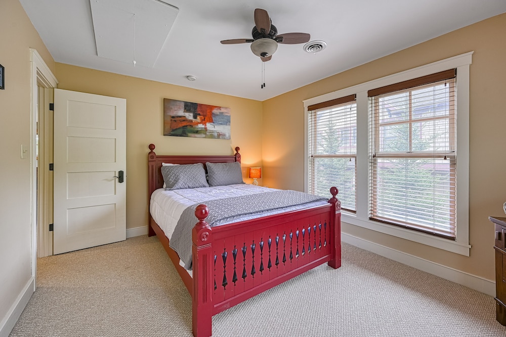Two-story Home With A Private Hot Tub, Central Ac, Gas Fireplace, & Washer/dryer - 오클랜드
