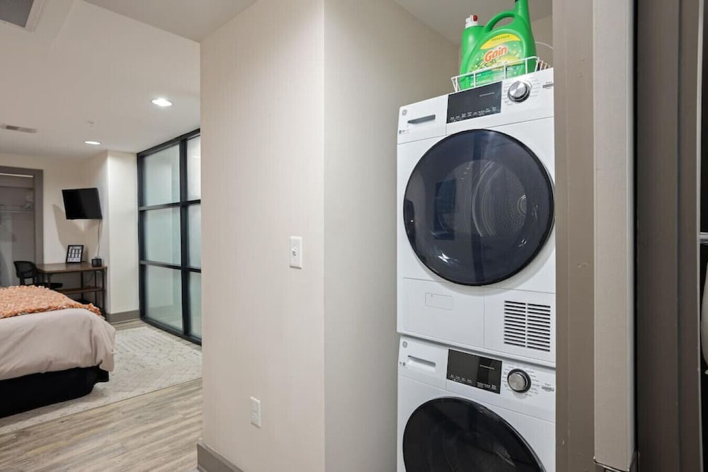 ✔ Work Remote! King Bed <Br>midtown Kc ✔ - North Kansas City, MO