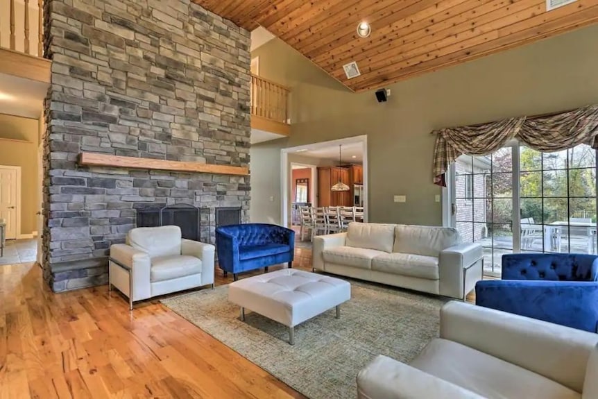 Magnificent Villa, Private Pool, Fire Pit W/huge Backyard - Monroe, NY