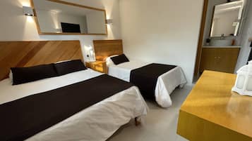 Quarto Duplo Superior, várias camas, casa de banho privativa | 1 quarto, com decoração personalizada, com mobília individualizada