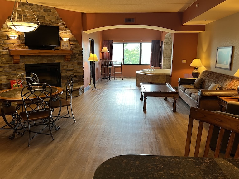 Condo At Chula Vista. Outdoor Pools - Free To Guests - Open All Summer! - Wisconsin Dells, WI